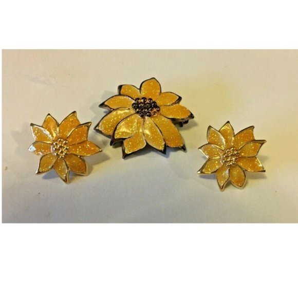 Avon | Jewelry | Vtg Avon Gold Tone Yellow Enamel Poinsettia Clip On ...